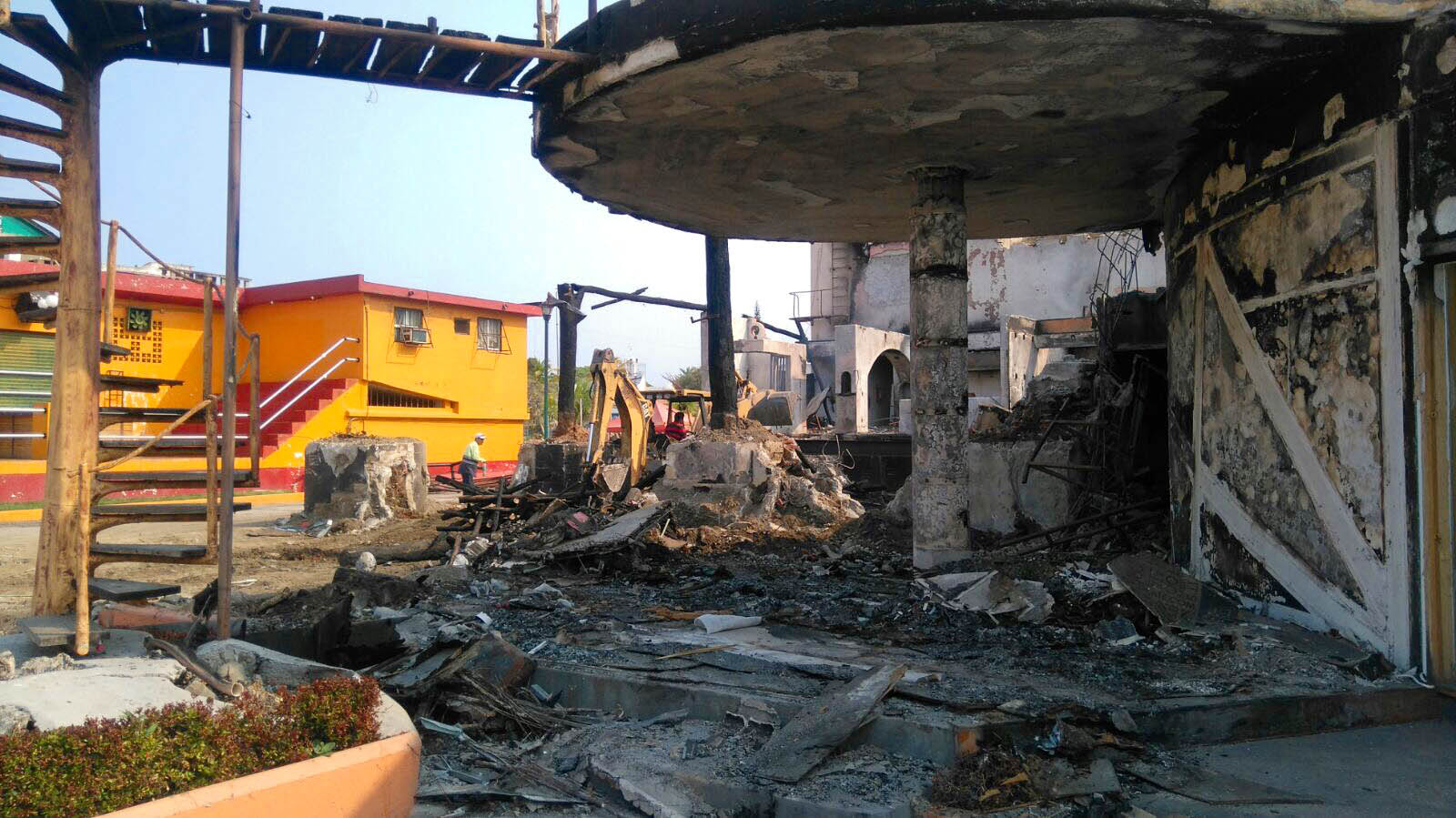 Zihuatanejo-Ixtapa Message Board - Ixtapa after the fire!