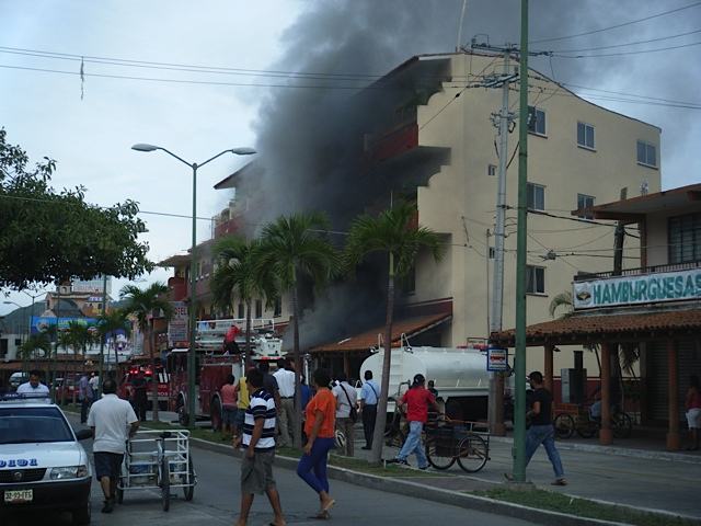 Zihuatanejo-Ixtapa Message Board - Fire at the Uniformes California shop
