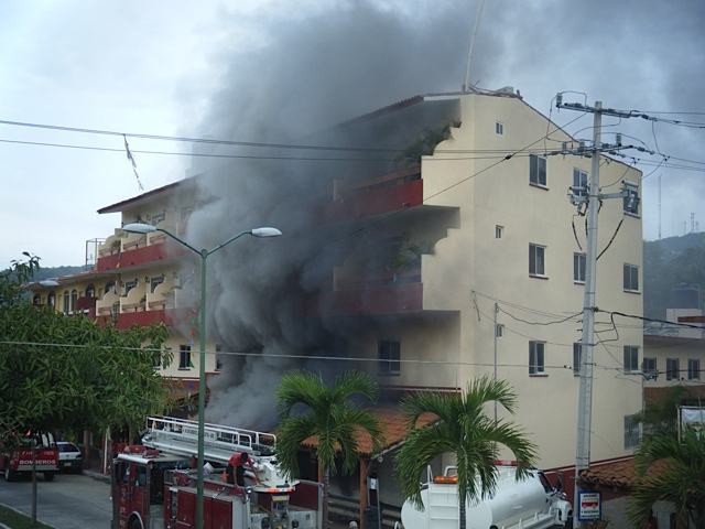 Zihuatanejo-Ixtapa Message Board - Fire at the Uniformes California shop