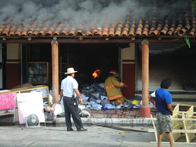 Zihuatanejo-Ixtapa Message Board - Fire at the Uniformes California shop