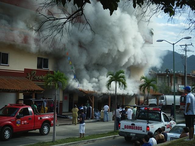 Zihuatanejo-Ixtapa Message Board - Fire at the Uniformes California shop
