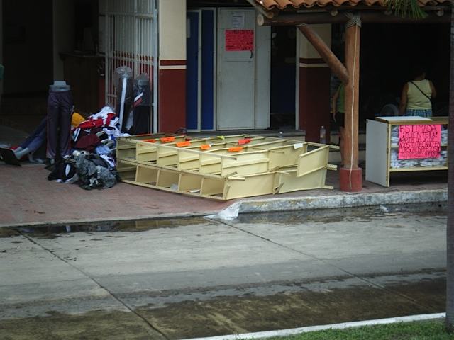 Zihuatanejo-Ixtapa Message Board - Fire at the Uniformes California shop