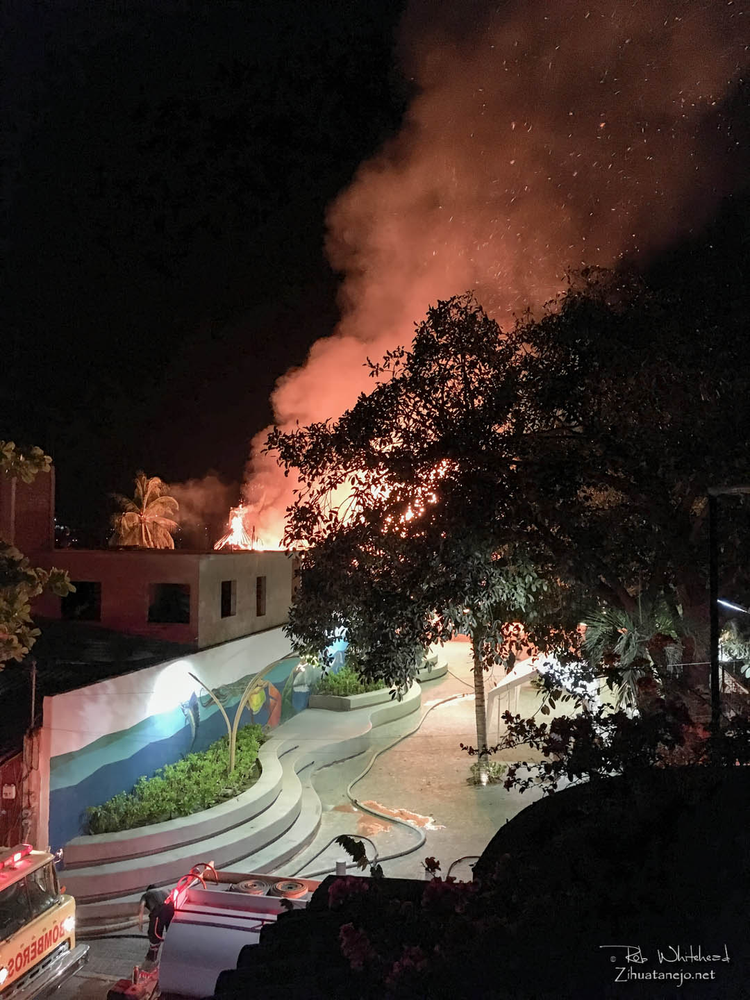 Zihuatanejo-Ixtapa Message Board - Incendio en Playa Principal